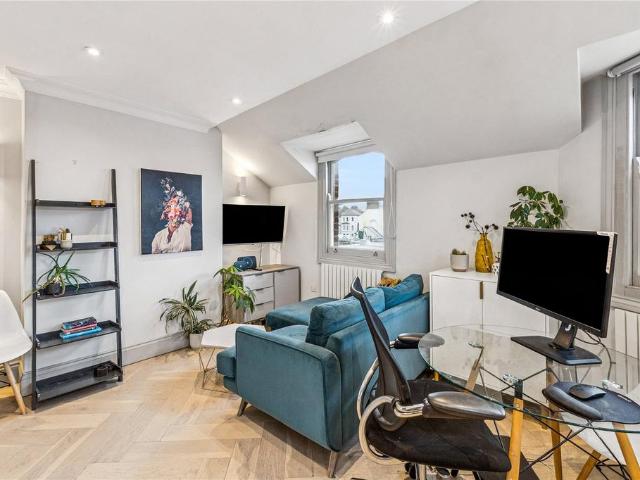 St. John's Road, London, SW11 1 bed apartment to rent £1,800 pcm £415 pw