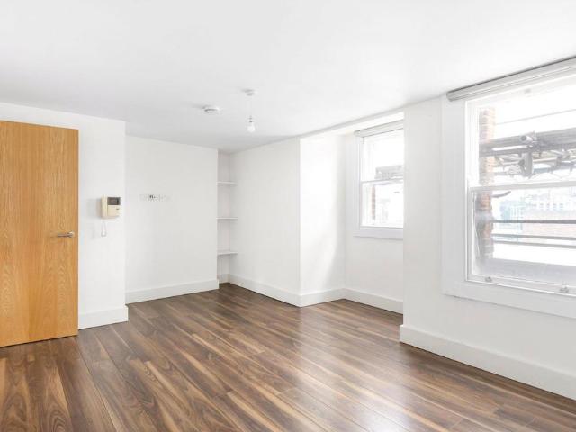 St. John's Road, London, SW11 2 bed apartment to rent £2,650 pcm £612 pw