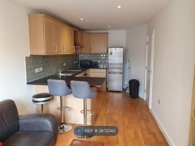 St. John's Road, London SW11, 3 bed flat to rent, £2,500 pcm | PrimeLocation