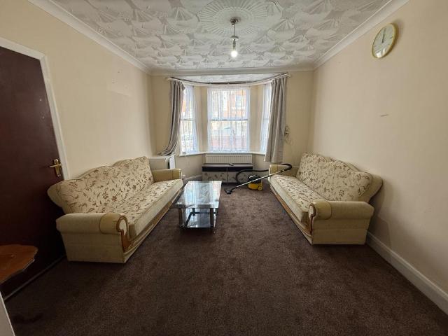 St. Johns Road, UB2 3 bed semi detached house to rent £2,400 pcm £554 pw
