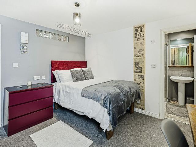 St. Johns Road, Westcliff On Sea SS0, Room to rent, £799 pcm | PrimeLocation
