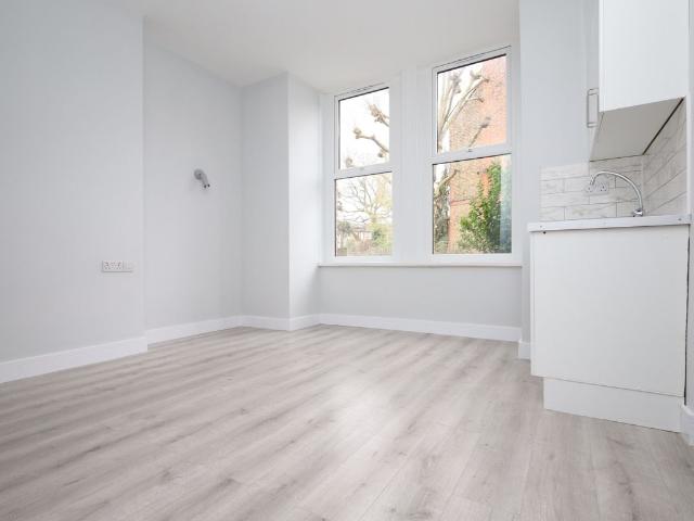 St. Julians Farm Road, London SE27, Studio to rent, £1,050 pcm | PrimeLocation