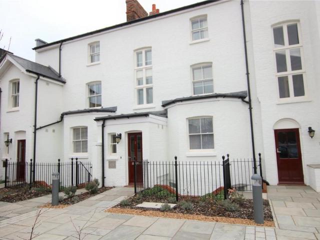 St Laurence Hall, London Road. 2 bed apartment to rent £1,750 pcm £404 pw
