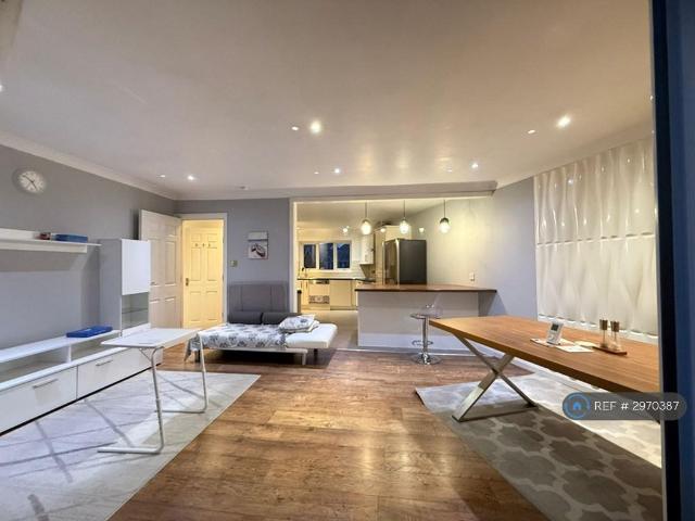 St. Lawrence Quay, Salford, M50 3 bed flat to rent £1,550 pcm £358 pw