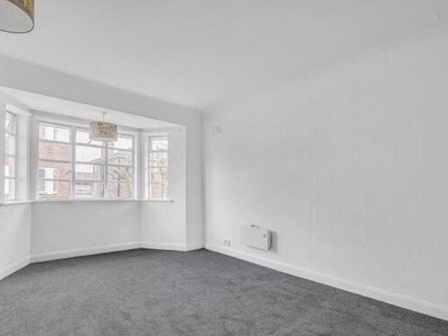 St. Leonards Court, East Sheen, 2 Bedroom Flat