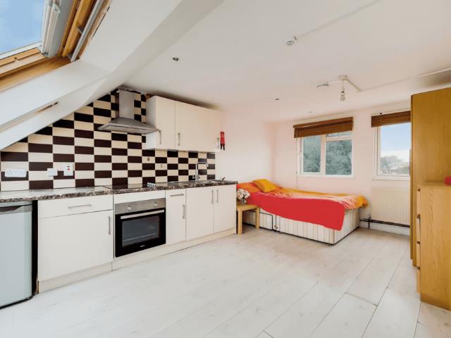 St. Leonards Gardens, Hounslow, TW5 Studio to rent £1,050 pcm £242 pw