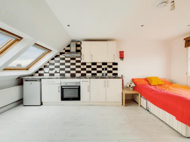 St. Leonards Gardens, Hounslow, TW5 Studio to rent £1,050 pcm £242 pw