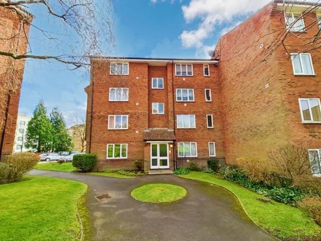 St. Leonards Park, East Grinstead RH19, 1 bed flat to rent, £1,000 pcm | PrimeLocation