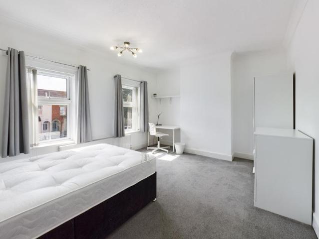 St. Leonards Road, Northampton NN4 2 bed house to rent £2,900 pcm £669 pw