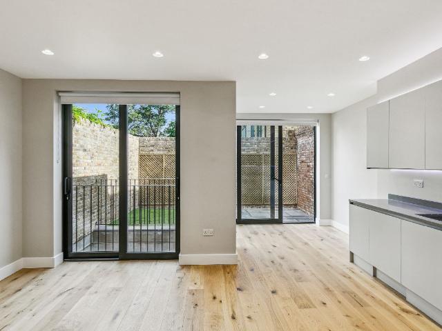 St. Leonards Road, London SW14, 2 bed flat to rent, £3,250 pcm | PrimeLocation
