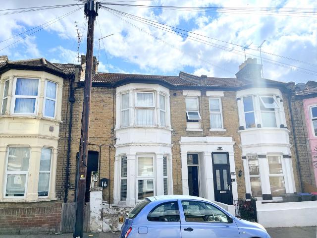 St. Leonards Road, Southend On Sea SS1, 2 bed flat to rent, £1,100 pcm | PrimeLocation