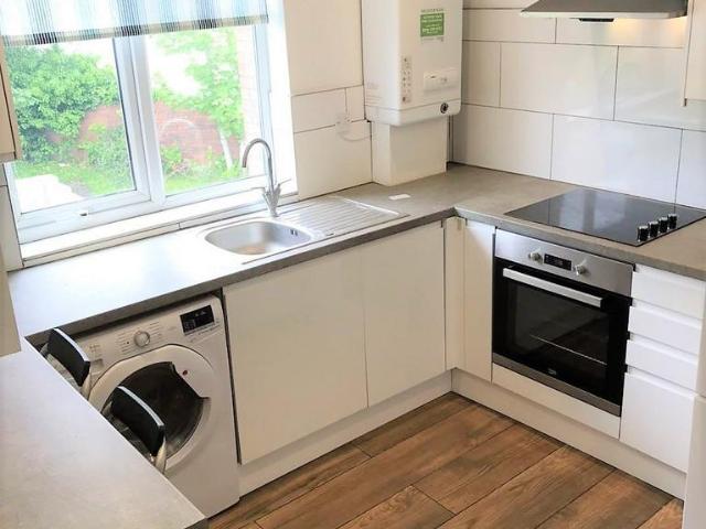 St Ledger Crescent, St Thomas, Swansea 3 bed flat to rent £1,140 pcm £263 pw