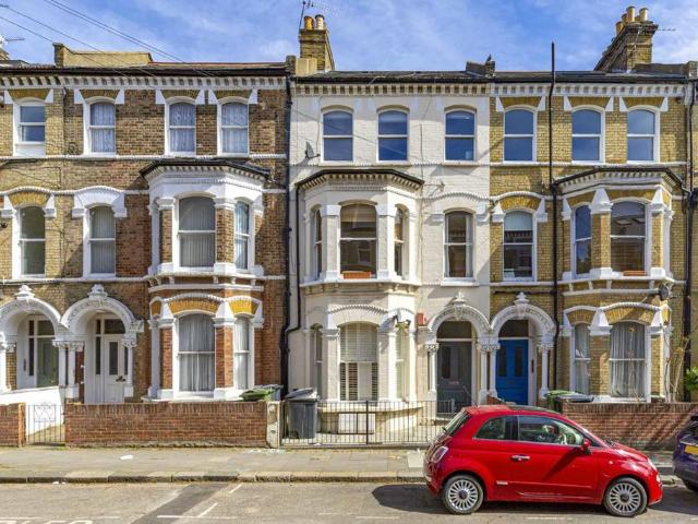 St. Luke's Avenue, London SW4 2 bed flat to rent £2,500 pcm £577 pw