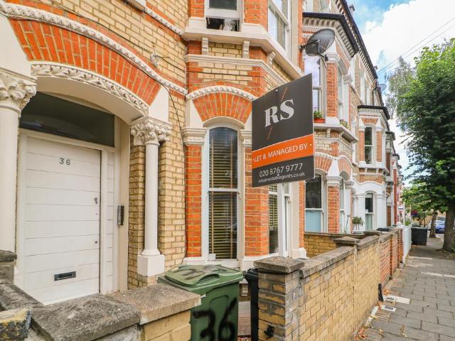 St. Luke's Avenue, London SW4 2 bed ground floor flat to rent £2,375 pcm £548 pw