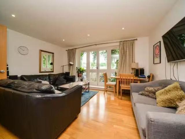St Lukes Court, Battersea, London 2 bed flat to rent £2,275.