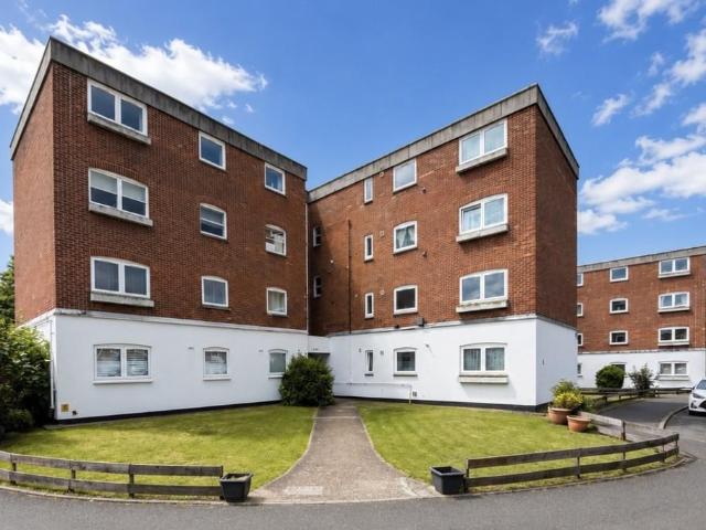 St. Lukes Close, South Norwood 2 bed apartment to rent £1,725 pcm £398 pw