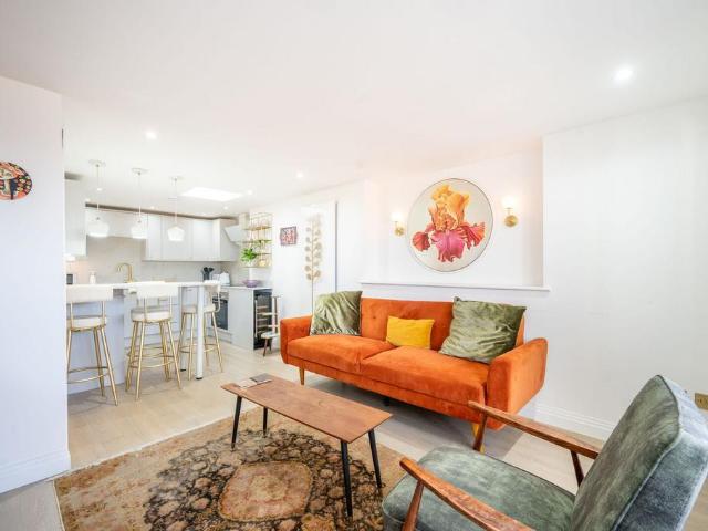 St Lukes Road, Westbourne Park. 1 bed flat to rent £3,684 pcm £850 pw