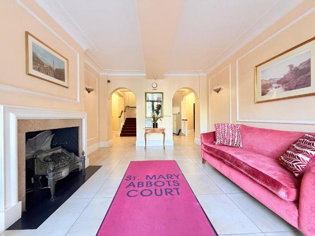 St Mary Abbot's Court, Warwick. 2 bed flat to rent £3,250 pcm £750 pw