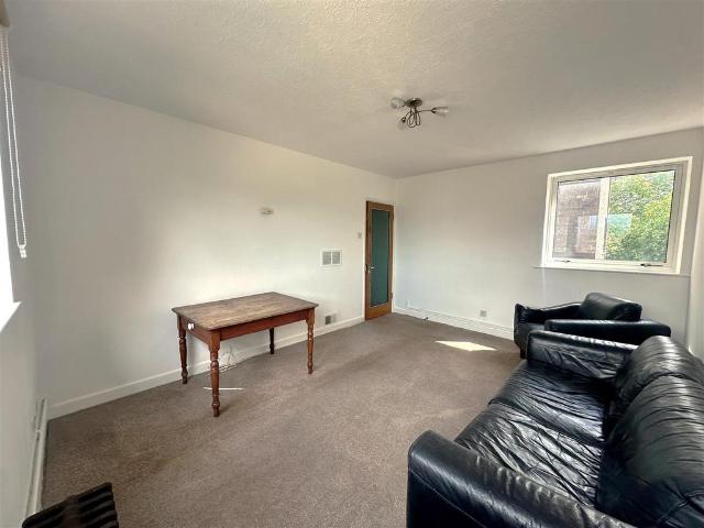 St Mary Le Park Court, London SW11 2 bed flat to rent £2,250 pcm £519 pw