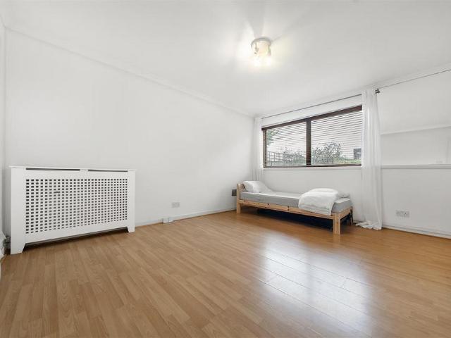St. Mary le Park Court, SW11 3 bed flat to rent £2,925 pcm £675 pw