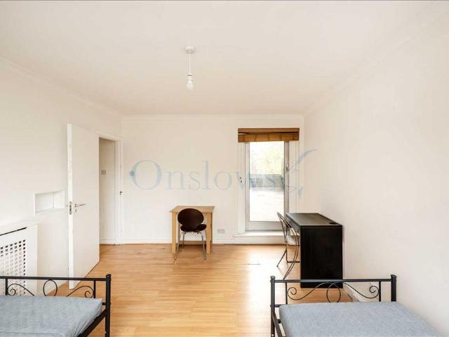 St Mary Le Park Court, Parkgate Road. 2 bed apartment to rent £2,799 pcm £646 pw