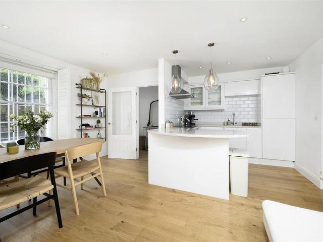 St Mary's Terrace, Little Venice W2 2 bed flat to rent £3,501 pcm £808 pw