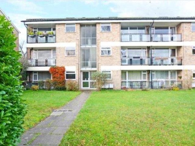 St Marys, Victoria Road, Weybridge. 2 bed flat to rent £1,450 pcm £335 pw