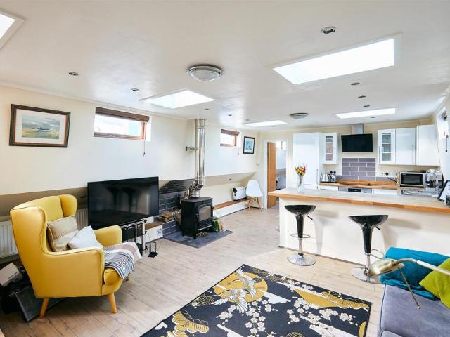 St. Mary's Wandsworth Pier. 2 bed houseboat to rent £2,395 pcm £553 pw