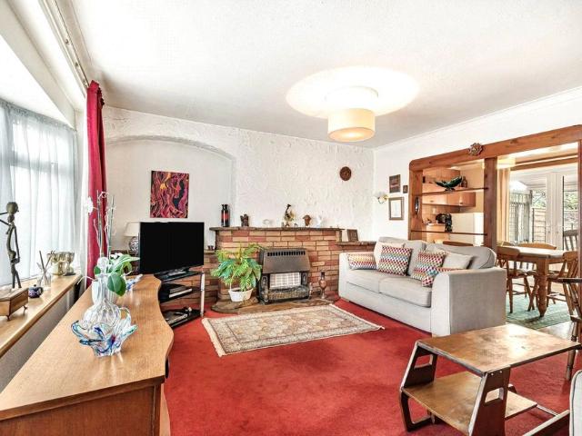 St. Marys Crescent, Stanwell, Staines upon Thames, Surrey, TW19 7HU