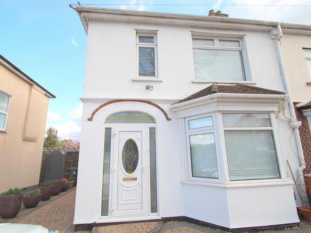 St Marys Lane, Upminster, Essex, RM14 3 bed semi detached house to rent £2,400 pcm £554 pw