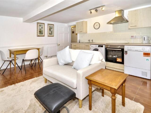 St. Marys Road, Leamington Spa 2 bed flat to rent £1,150 pcm £265 pw