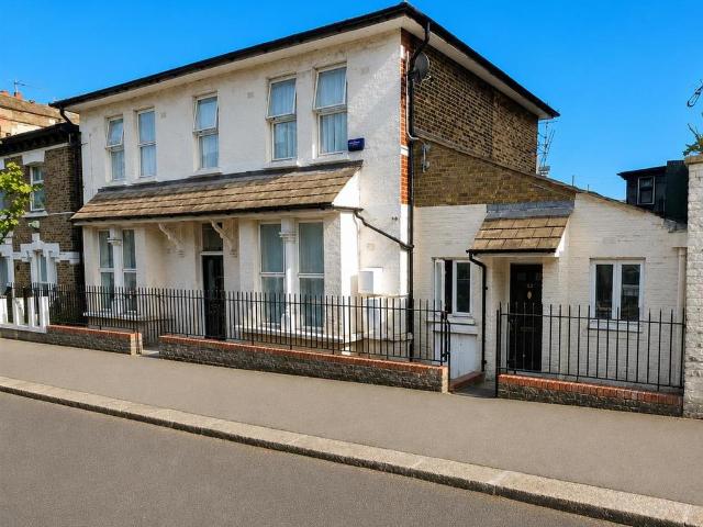 St. Marys Road, London 2 bed flat to rent £2,100 pcm £485 pw