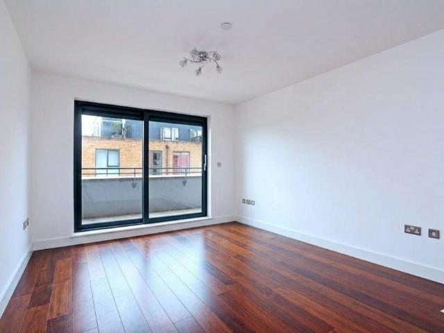 St. Mary's Road, Surbiton KT6 2 bed flat to rent £2,400 pcm £554 pw