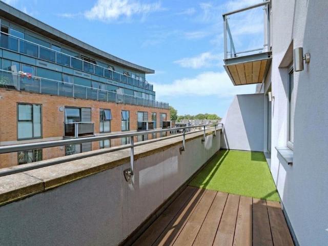 St. Mary's Road, Surbiton KT6 2 bed flat to rent £2,400 pcm £554 pw