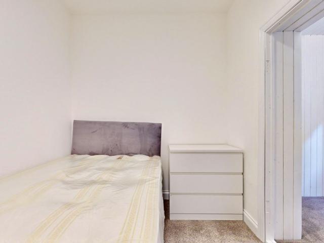 St.Mary's Square, Ealing W5, Room to rent, £900 pcm | PrimeLocation