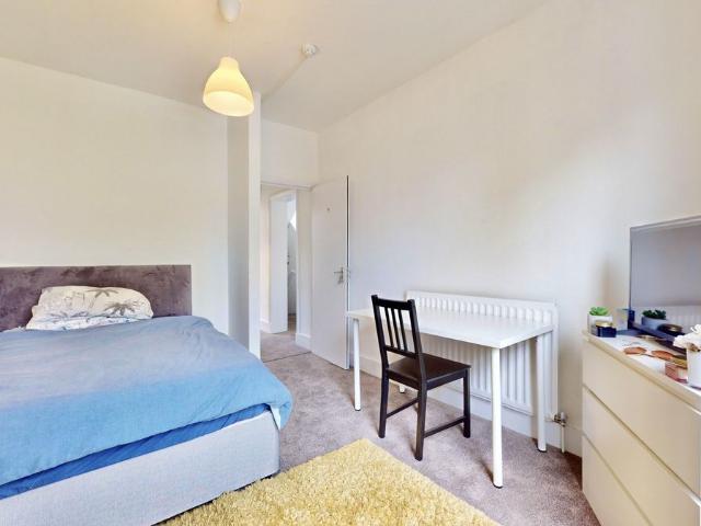 St. Marys Square, Ealing W5, Room to rent, £950 pcm | PrimeLocation