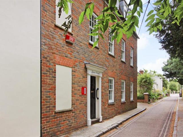 St. Marys Street, Canterbury, Kent, CT1 3 bed flat to rent £1,600 pcm £369 pw