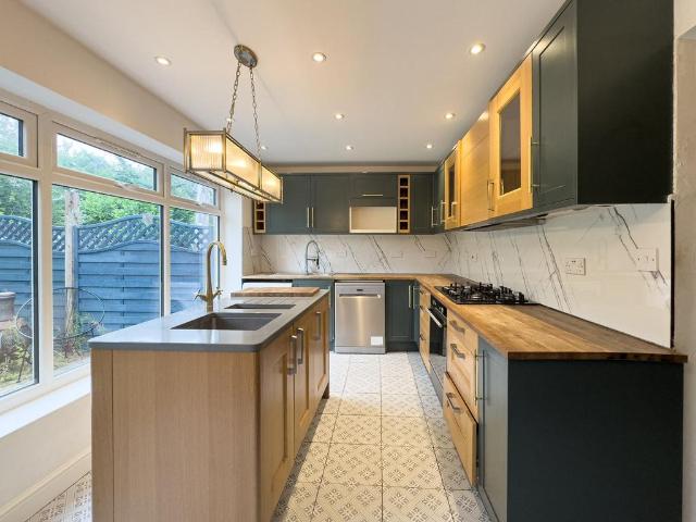 St. Margarets Road, Edgware, HA8 4 bed semi detached house to rent £3,200 pcm £738 pw