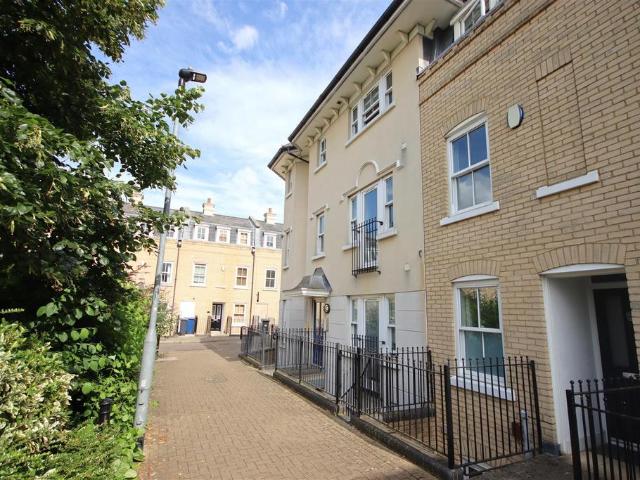 St. Matthews Gardens, Cambridge CB1 3 bed apartment to rent £2,000 pcm £462 pw