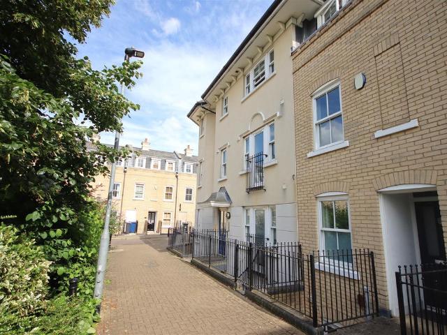 St. Matthews Gardens, Cambridge CB1, 3 bed flat to rent, £2,000 pcm | PrimeLocation