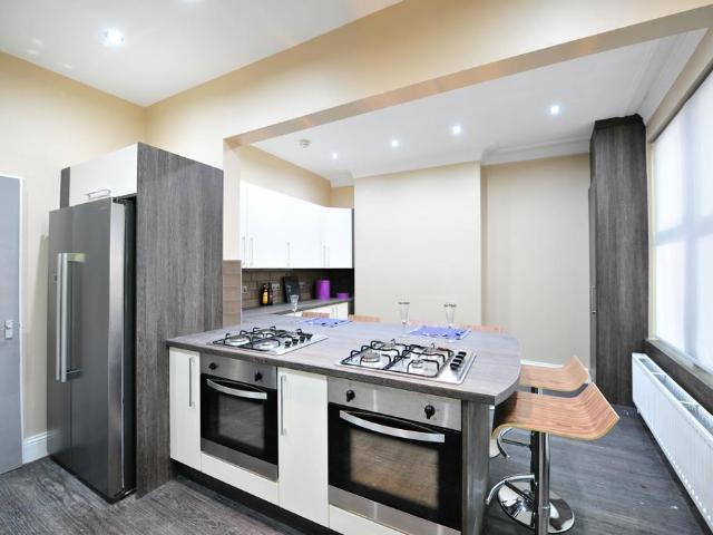 St Michaels Terrace, Headingley. 6 bed house to rent £2,970 pcm £685 pw