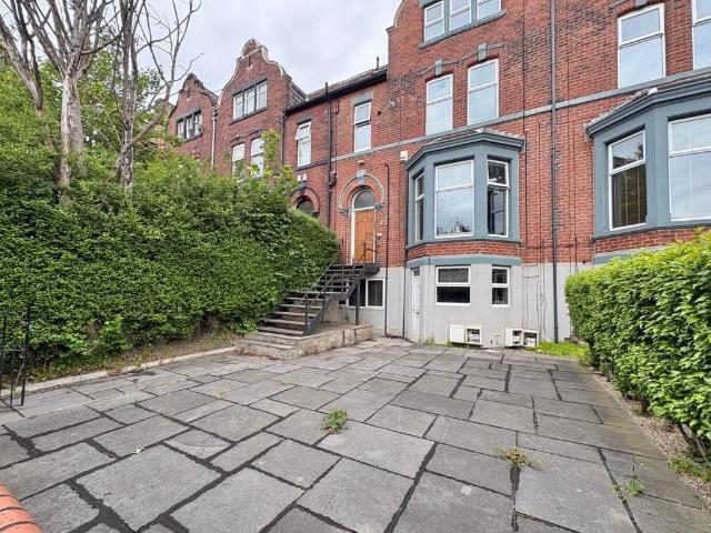 St. Michaels Grove, Headingley. 2 bed flat to rent £1,295 pcm £299 pw