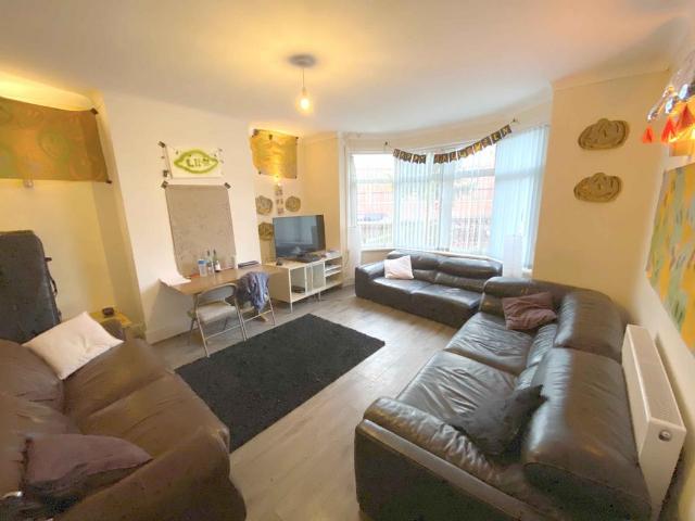 St Michaels Lane, Headingley LS6 7 bed semi detached house to rent £3,185 pcm £735 pw