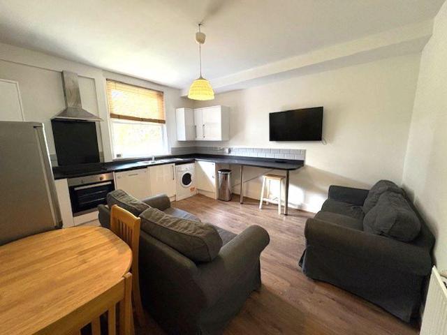 St. Michaels Road, Leeds 3 bed duplex to rent £1,521 pcm £351 pw
