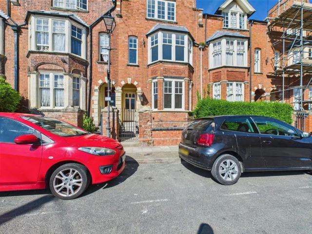 St. Michaels Square, Gloucester GL1 6 bed terraced house to rent £3,100 pcm £715 pw
