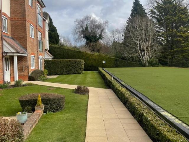 St. Monicas Road, Kingswood KT20 2 bed flat to rent £1,650 pcm £381 pw