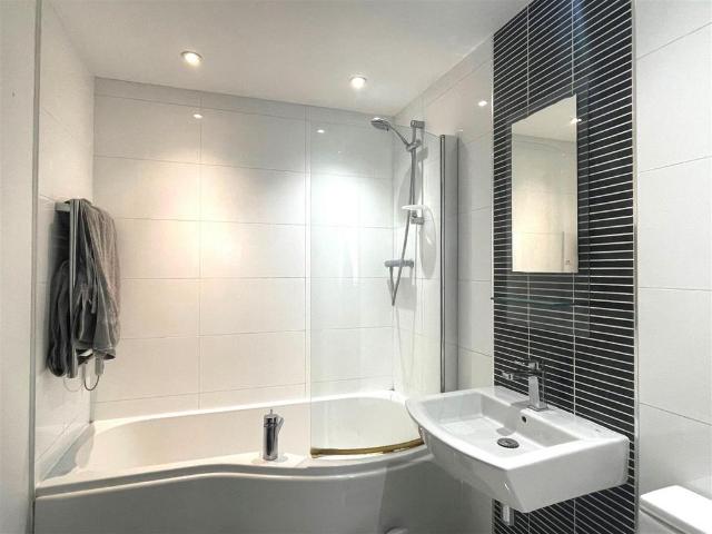 St. Monicas Road, Kingswood 1 bed flat to rent £1,475 pcm £340 pw