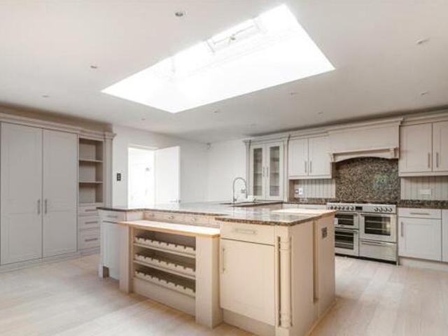 St Monicas Road, Kingswood, 3 Bedroom Flat