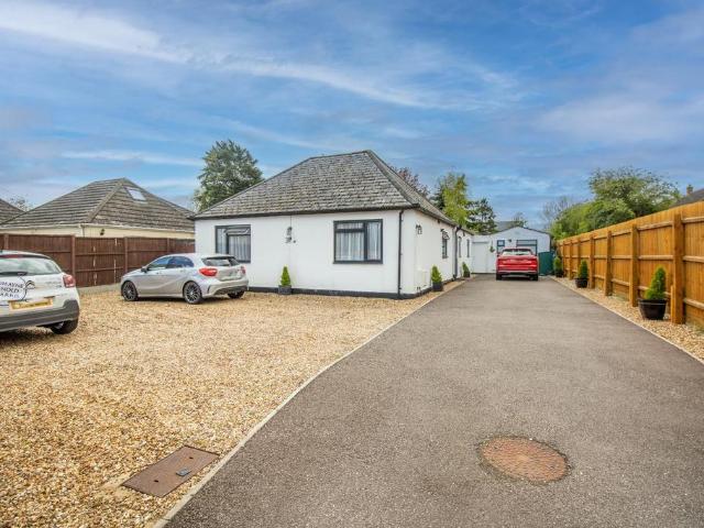 St. Neots Road, Hardwick, Cambridge 5 bed detached bungalow to rent £2,700 pcm £623 pw