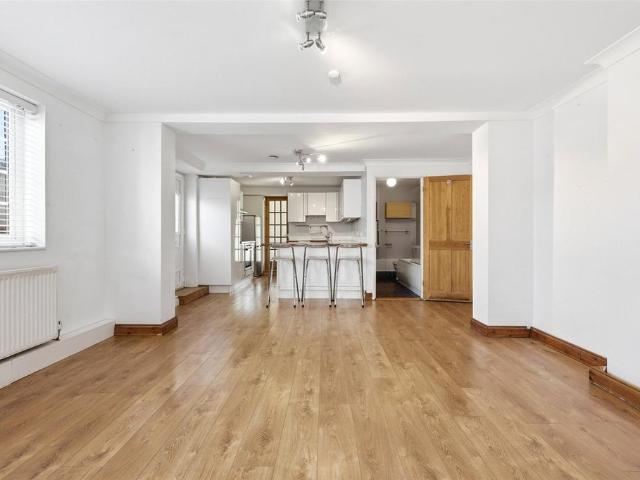 St. Nicholas Close, Witham, CM8 3 bed apartment to rent £1,495 pcm £345 pw